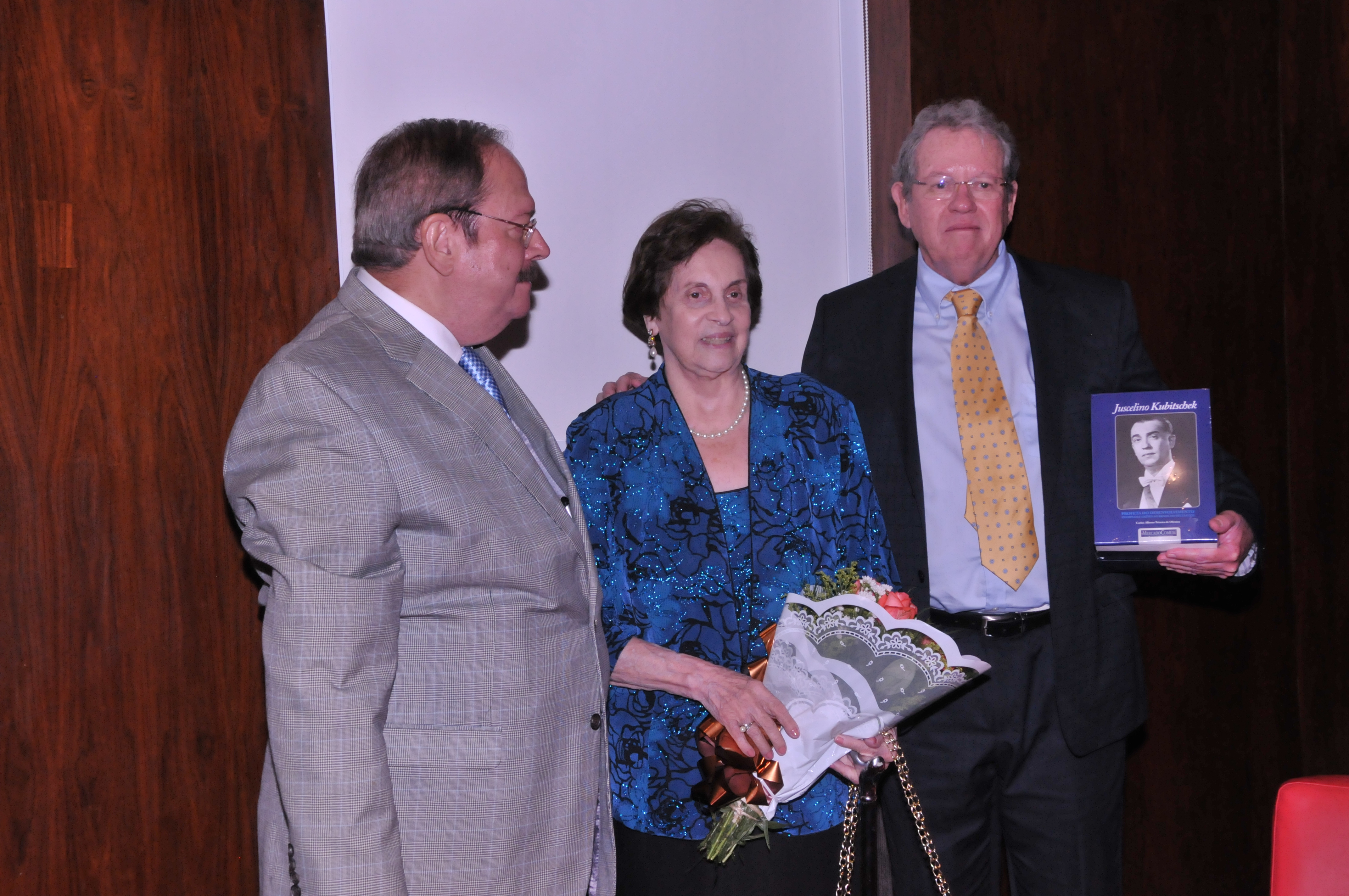Entrega de edição especial a Elizabeth Rennó - MercadoComum: Newsletter ...