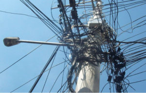Como resolver os emaranhados de fios (de telecom) nos postes de energia